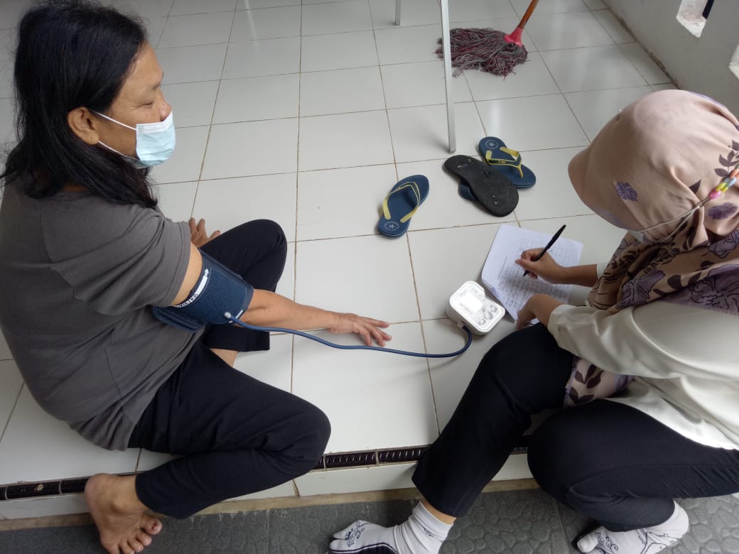 Kunjungan rumah perkesmas dan intervensi PISPK di Perumahan Kapital Raya – Puskesmas Botania ...